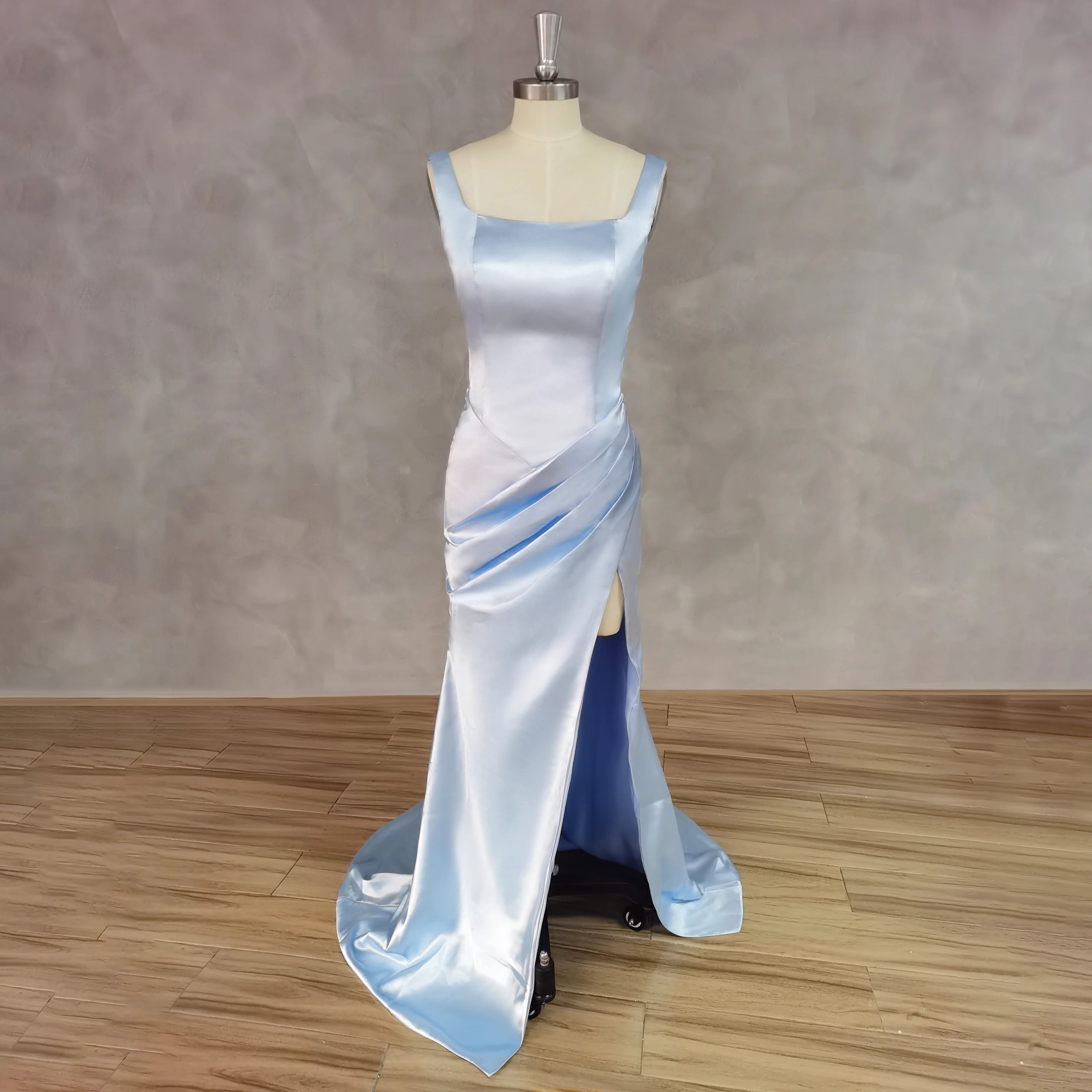 Satin Gown With Side Slit And Train on Luulla